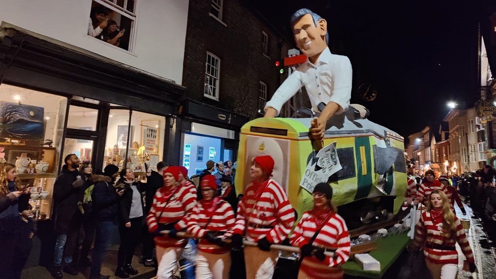 LEWES BONFIRE NIGHT: SUNAK AND BRAVERMAN UNVEILED AS EFFIGY — Epic ...
